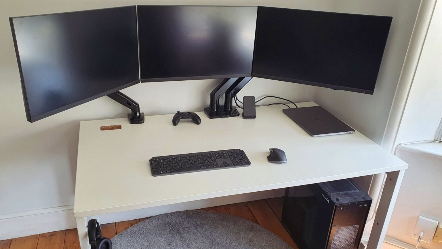 17 Triple Monitor Setup Ideas to Upgrade Your Desk - ArtTechHouse